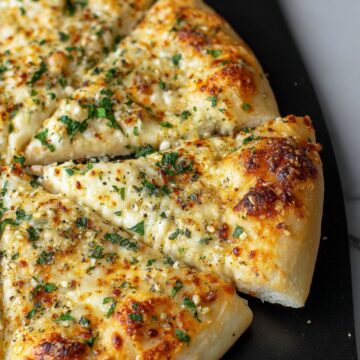 5-Minute Cheesy Garlic Pizza Recipe - Crispy & Irresistible